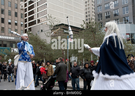 juggler jugglers performing winter crowd outdoor Stock Photo - Alamy