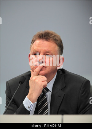 Andreas Renschler (L), board member of Daimler AG, and Dieter Zetsche ...