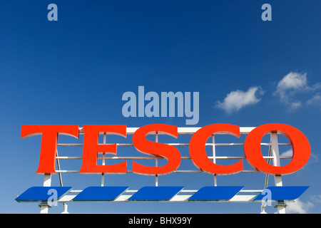Sign for Tesco supermarket store against blue sky, Calne, Wiltshire ...