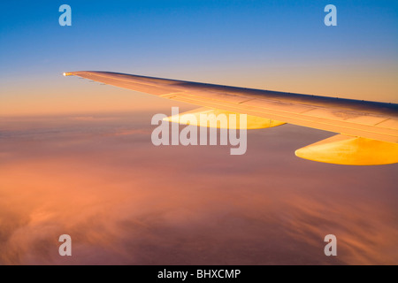 Boeing 747 wing and sunset Stock Photo - Alamy