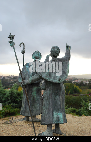 Sculptures of pilgrims at Monte do Gozo hailing Santiago de Compostela ...