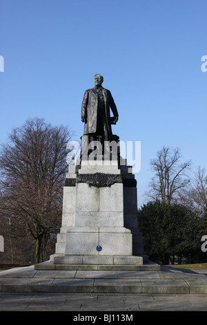 Andrew Carnegie statue in Pittencrieff park ,Dunfermline, Fife ...