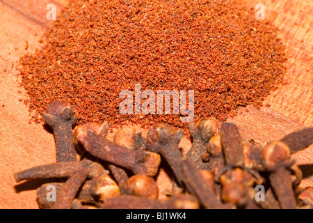 Whole and ground cloves Stock Photo - Alamy