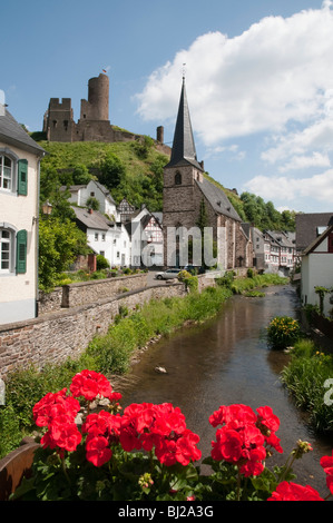Burg, Kirche, Fluss Elz, Monreal, Eifel, Rheinland-Pfalz, Deutschland ...