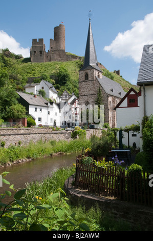 Burg, Kirche, Fluss Elz, Monreal, Eifel, Rheinland-Pfalz, Deutschland ...