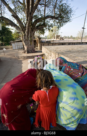 Indian women prostrating at Matangesvara Temple. Khajuraho. Madhya ...