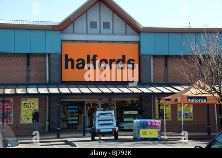 Halfords store shop front sign Stock Photo - Alamy