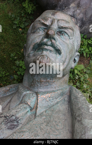 Discarded statue of Lenin, Romania Stock Photo - Alamy