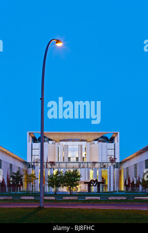 Bundeskanzleramt (Chancellor´s office) illuminated at dawn. Berlin ...