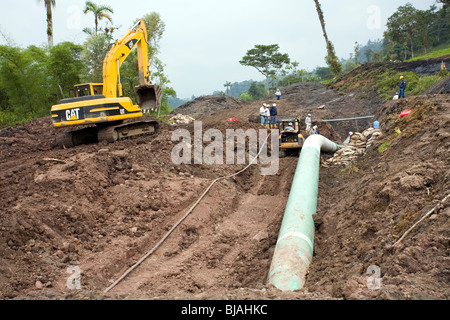 Repairing an oil pipeline in the Ecuadorian Amazon Stock Photo - Alamy