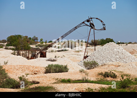 Makeshift opal mine in White Cliffs , NSW outback, Australia Stock ...