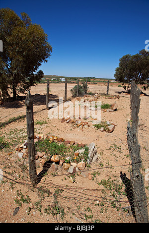 PIoneers graves in Australian outback, White Cliffs Stock Photo - Alamy