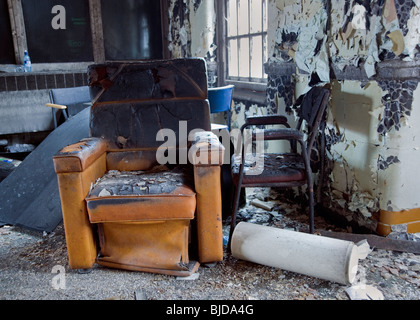 Burnt out room in a derelict building Stock Photo - Alamy