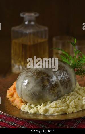 haggis neeps tatties and scotch whisky, scotland traditional food Stock ...