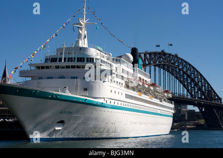An ocean liner near the Sydney Harbour bridge, Circular Quay, Sydney ...