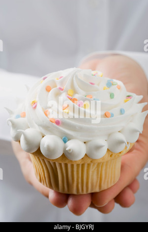 Hands holding cupcake Stock Photo - Alamy