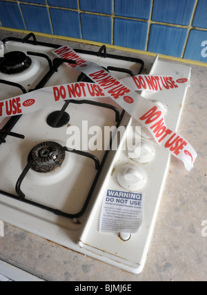 DOMESTIC GAS COOKER HOB WITH "DO NOT USE" WARNING STICKER TAPE OVER IT ...