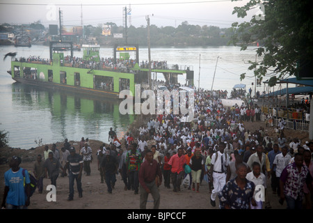 Vehicles and passengers disembarking from MV Kilindini at Likoni ...