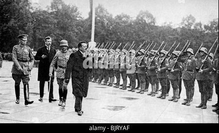 Inspection - Officer inspecting soldiers weapon - World War I Stock ...