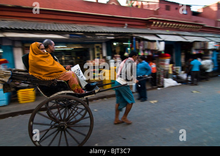 Hand pulled rickshaw in the streets of Kolkata Stock Photo - Alamy