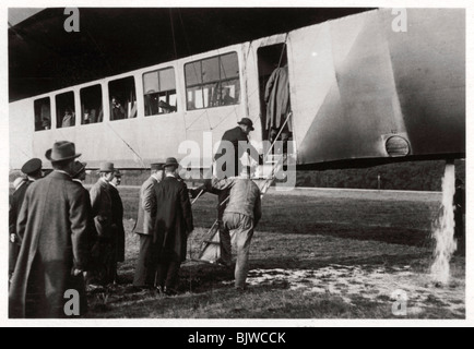 Passenger's cabin of the airship 'Graf Zeppelin', 1929 Stock Photo - Alamy