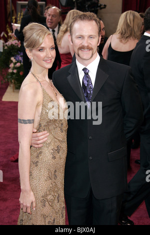 MORGAN SPURLOCK & ALEXANDRA OSCARS 2005 KODAK THEATRE HOLLWOOD LA USA ...