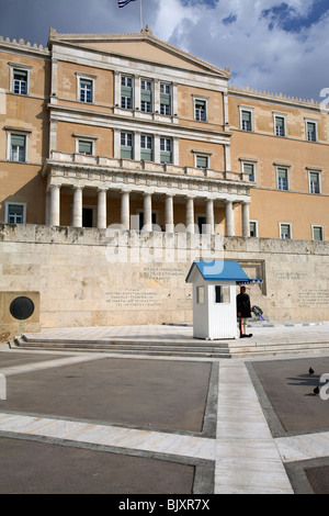 guard outside greek parliament in athens Stock Photo - Alamy
