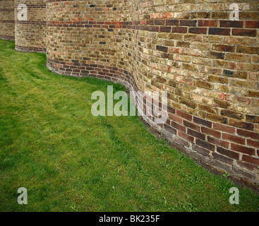 Serpentine crinkle crankle brick wall. University of Virginia, USA ...