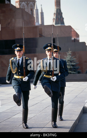 Changing the guard at Lenin's tomb at the Kremlin, Moscow, Russia Stock ...