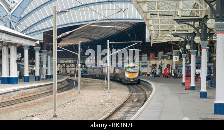 York station canopy and platform Stock Photo - Alamy