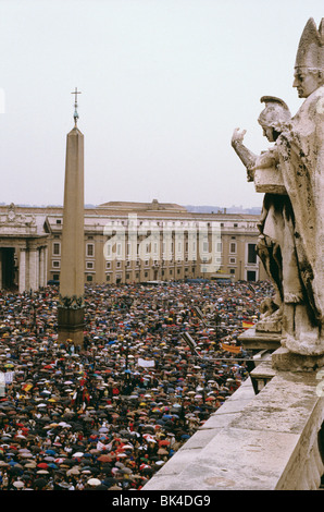 Crowded St. Peter`s square,Piazza San Pietro Vatican with fountains ...