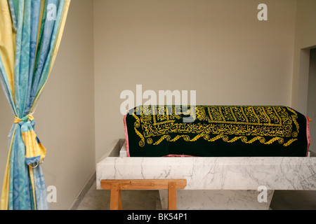 Muslim coffin shroud Stock Photo - Alamy