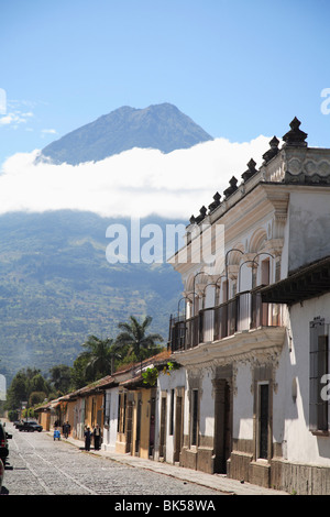 Volcano, Vulcan Agua and colonial architecture, Antigua, Guatemala ...
