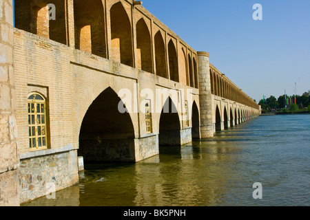 Si o Se pole, bridge of thirty-three (spans) with illumination in ...
