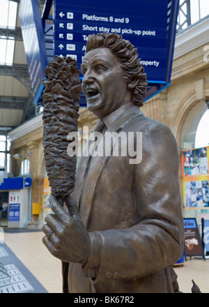 Statue of Ken Dodd at Lime Street Station, Liverpool, Merseyside ...