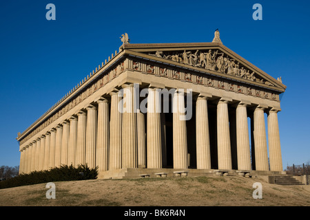 Parthenon replica in Nashville, Tennessee, with skyline behind Stock ...