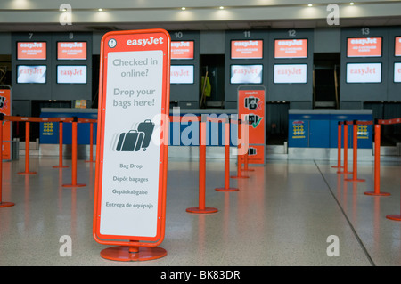 EASYJET AIRPORT CHECK IN DESK PASSENGERS QUEUES Stock Photo - Alamy