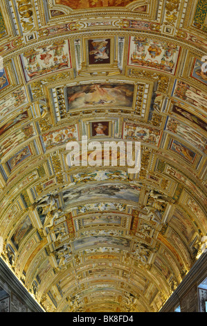 The Gallery of Maps inside of the Vatican Museums with no people. Vatican Museum without crowds ...
