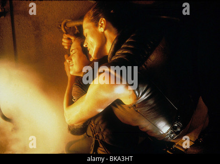 Sigourney Weaver and Winona Ryder / Alien: Resurrection / 1997 directed ...