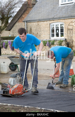 Road workers laying a tarmac driveway Stock Photo - Alamy
