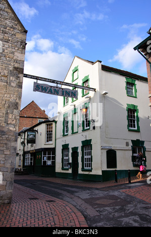 Swan Inn and Union Street, Stroud, Gloucestershire, England, UK Stock ...