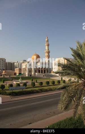 Zawawi mosque at Al-Khuwair, Muscat, Sultanate of Oman. Photo by Willy ...