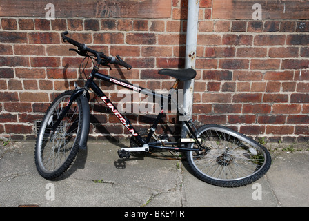 Buckled bike wheel Stock Photo - Alamy