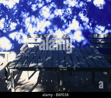 Grunge wood texture background. Bright sunny day, red shades of wood ...