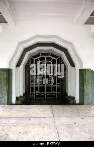 shell like entrance to Art Deco Roxy apartment building in the Condesa ...