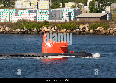 US Navy research and recovery submarine NR-1 heads north in the Thames ...