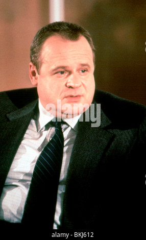 BASIC INSTINCT (1992) GEORGE DZUNDZA, MICHAEL DOUGLAS, WAYNE KNIGHT ...