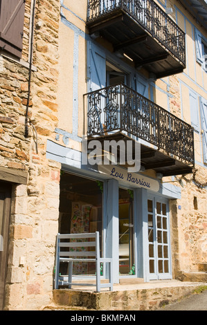 Attractive traditional old shop fronts and stone buildings, Stamford ...