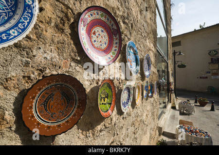 Traditional Turkish ceramic plates in bazaar Stock Photo - Alamy