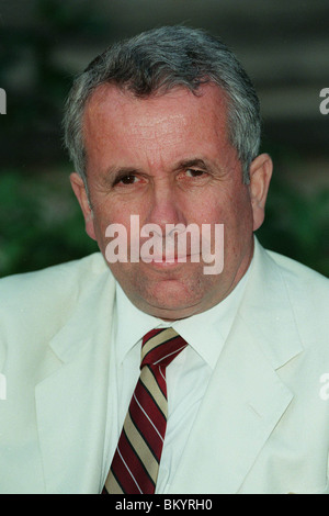 MARTIN BELL MP INDEPENDENT TATTON 14 May 1997 Stock Photo - Alamy